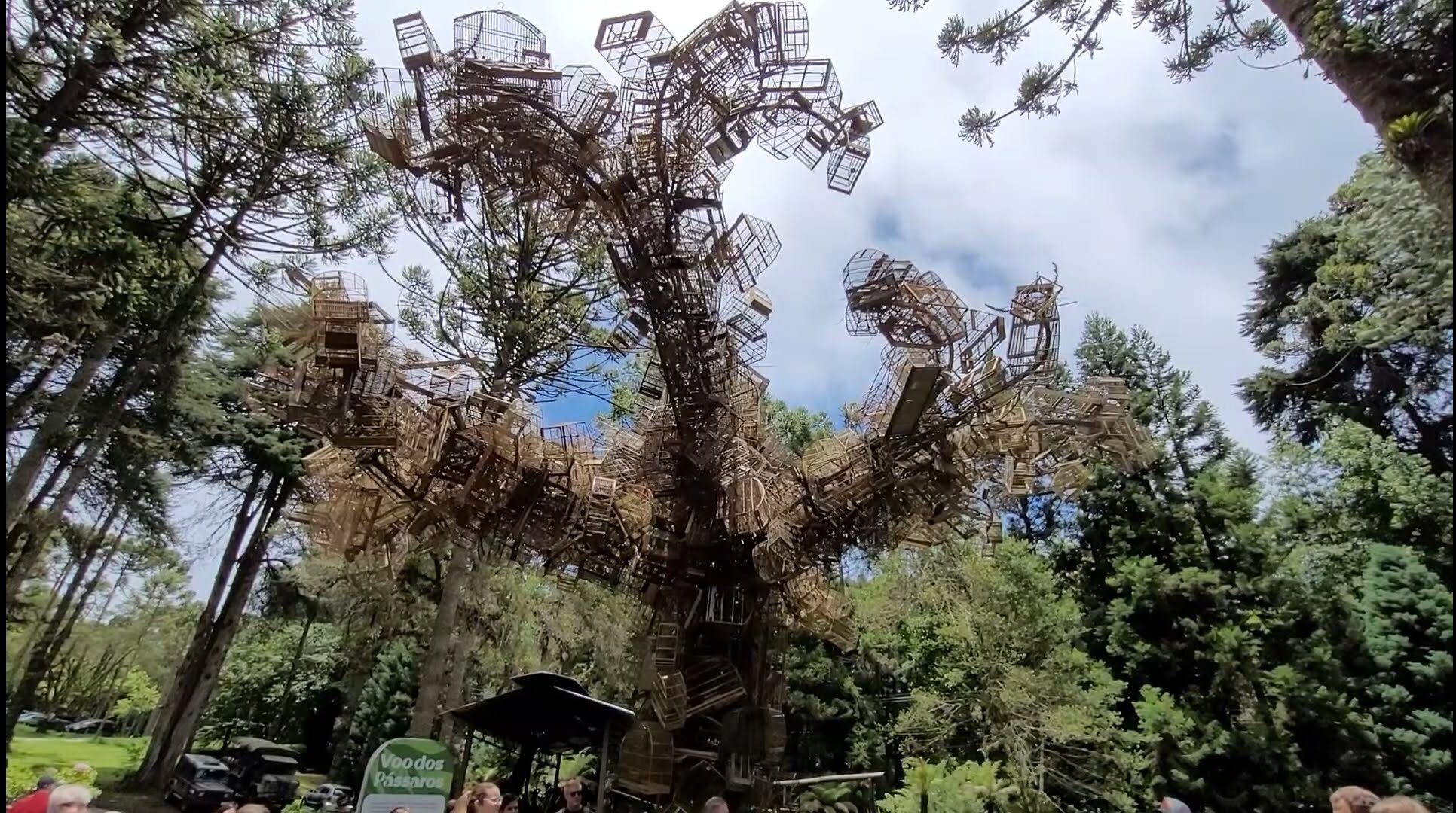 Parque Bambuí ganha escultura feita com gaiolas. Impressionante! - Blog ...
